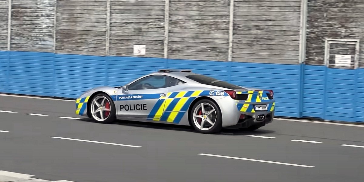 Ferrari 458 Italia w czeskiej policji – skonfiskowano je przestępcom ...