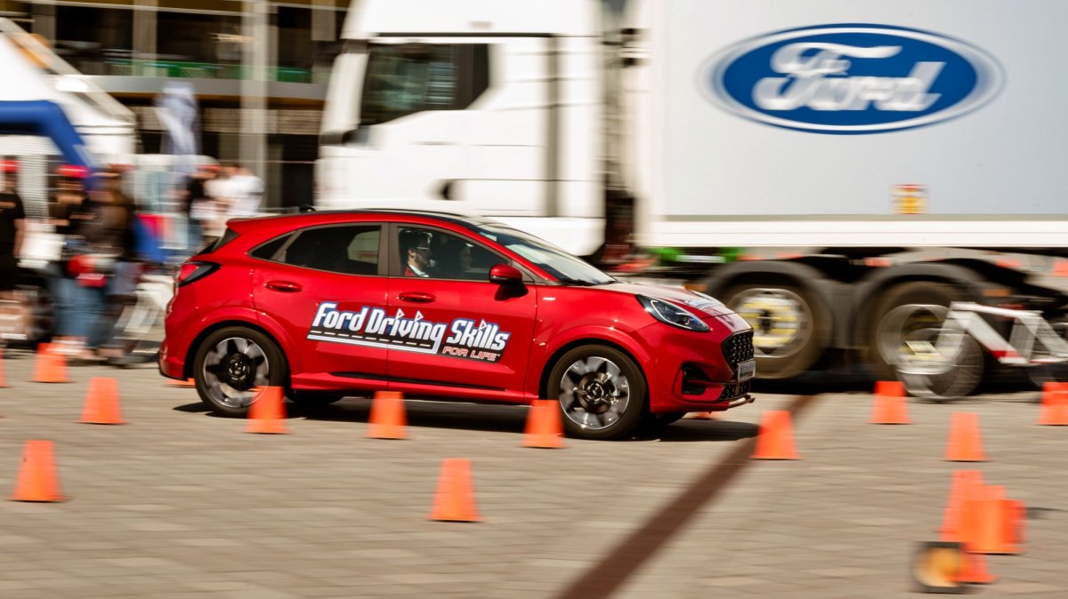 Szkolenie młodych kierowców Ford Driving Skills For Life - Magazyn auto